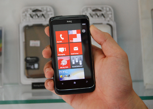 Cận cảnh điện thoại HTC 7 Trophy tại TP HCM