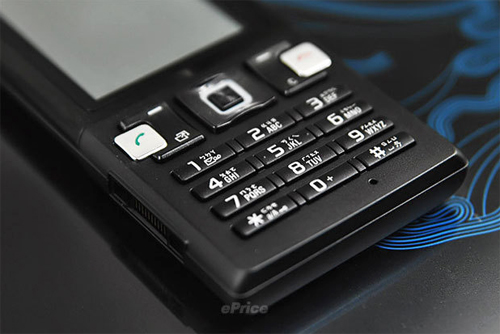 Sony Ericsson T700 trong "bộ cánh" mới